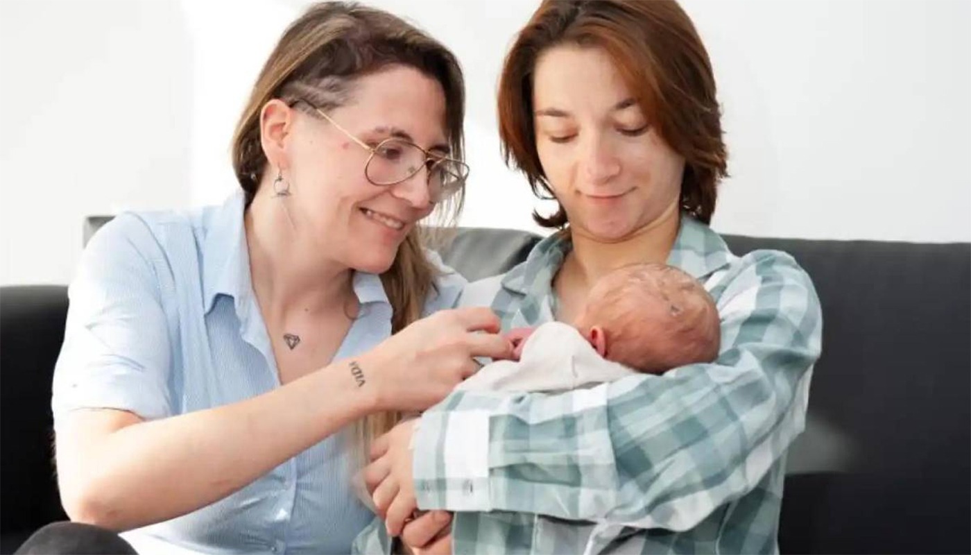 Premieră medicală! Cazul bebelușului dolofan purtat în pântece de două mame