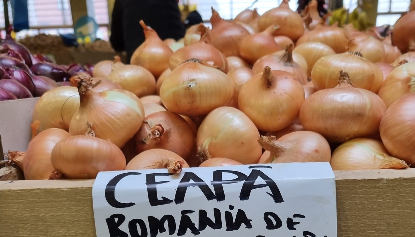 Leguma săracului a ajuns delicatesă! Cu câți lei se vinde 1 kg de ceapă ...