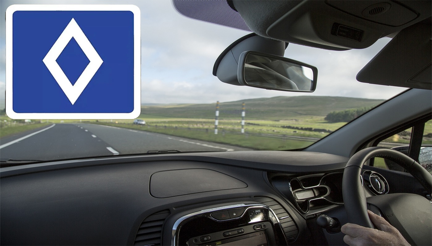Puțini șoferi știu ce înseamnă indicatorul rutier cu romb alb pe fundal ...