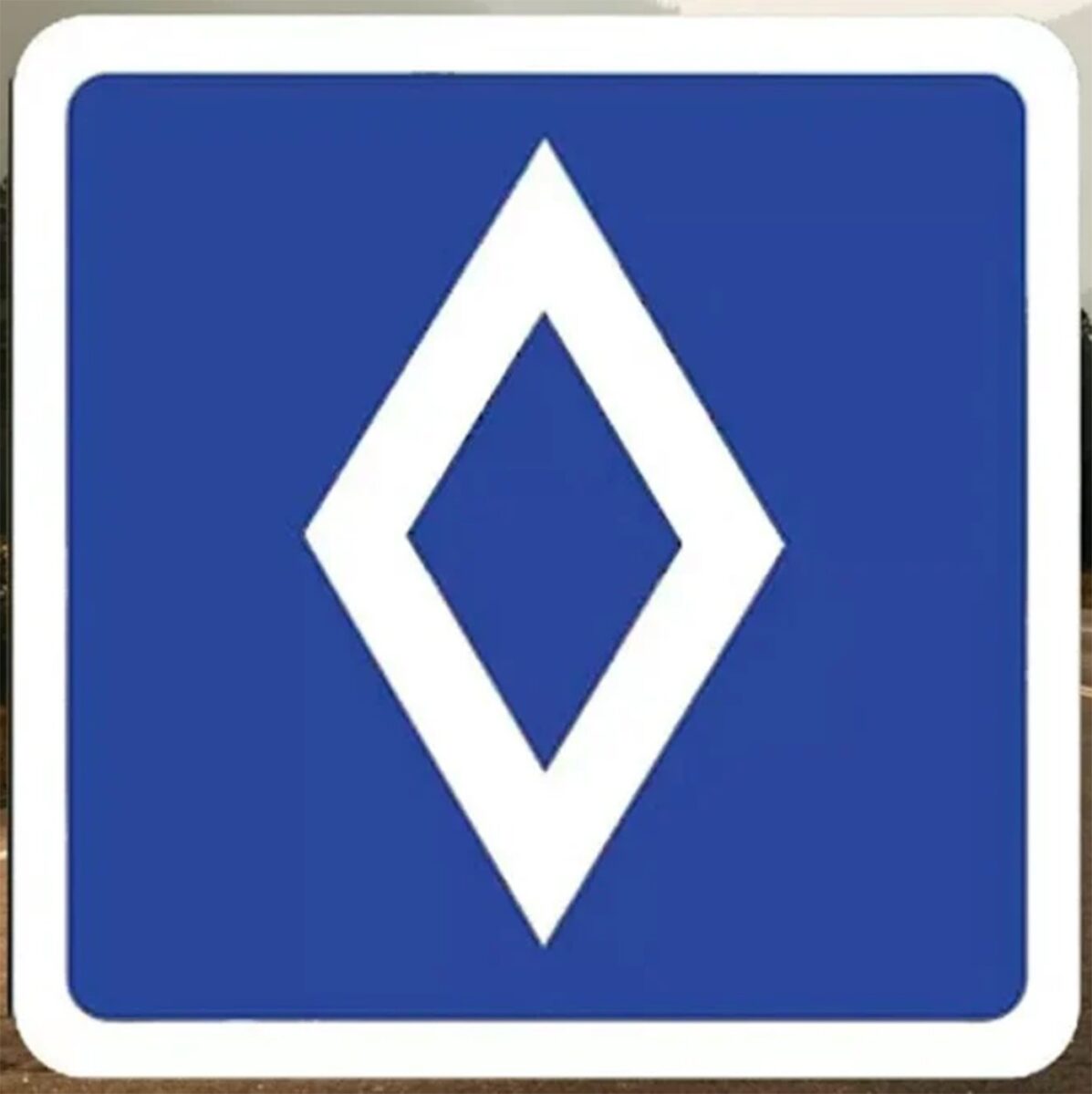 Puțini șoferi știu ce înseamnă indicatorul rutier cu romb alb pe fundal ...