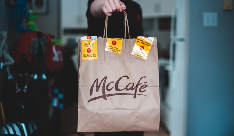 Ce salariu are un angajat de la McDonald's în 2024? Câți bani primesc ...