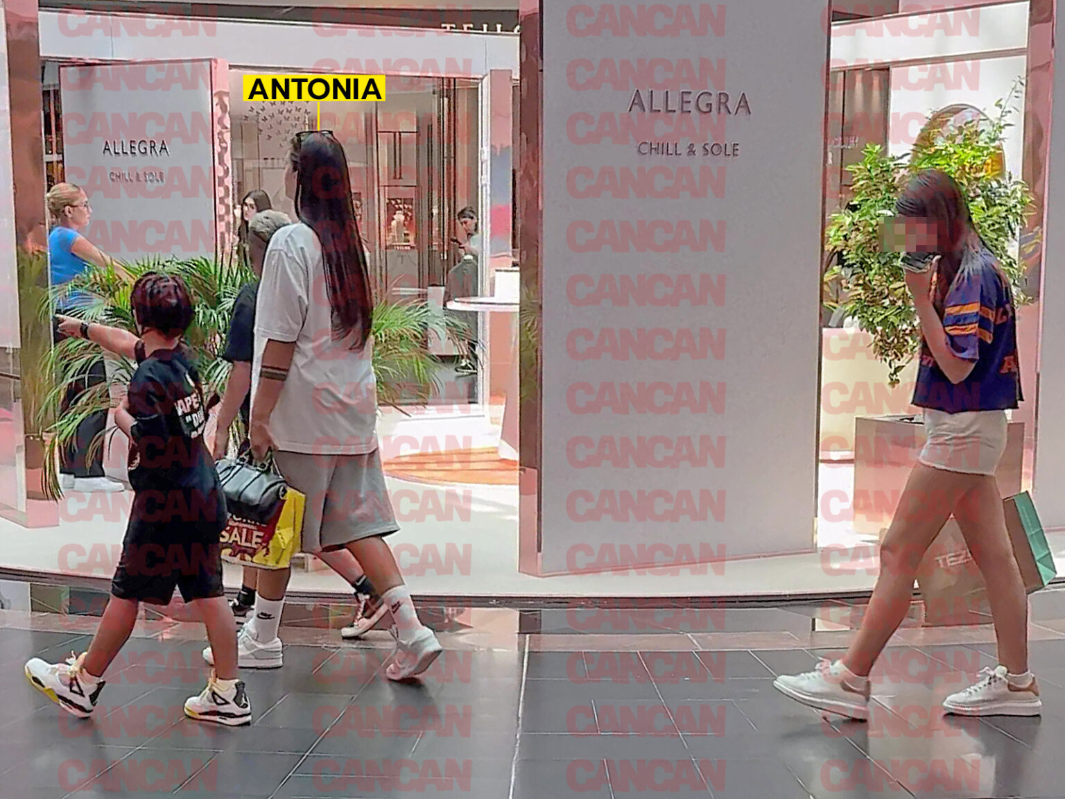 Imagini rare cu Antonia și cei trei copii! Nu i-a scăpat o clipă din ochi