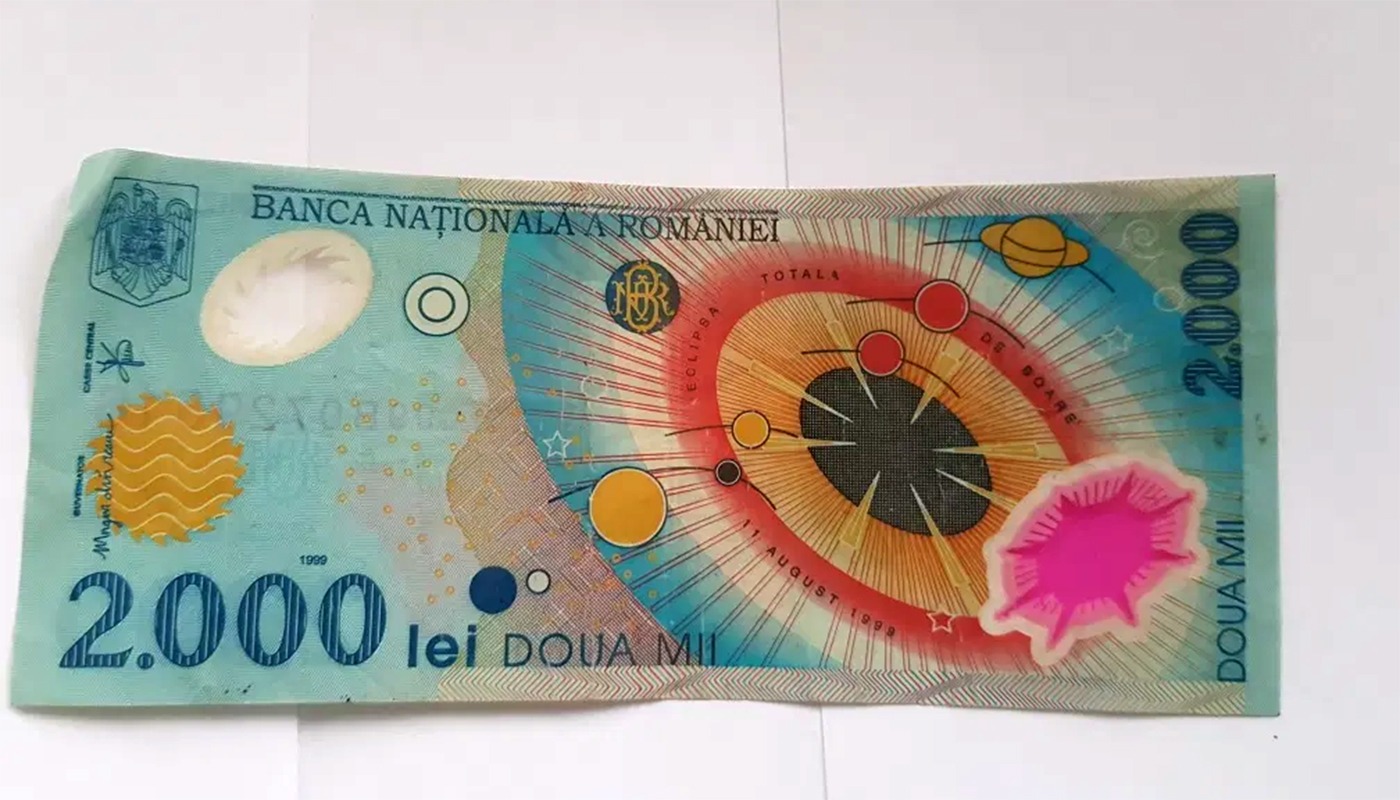 Mai știi celebra bancnotă de 2.000 lei de la eclipsa din 1999? Suma uriașă cu care se vinde acum ...