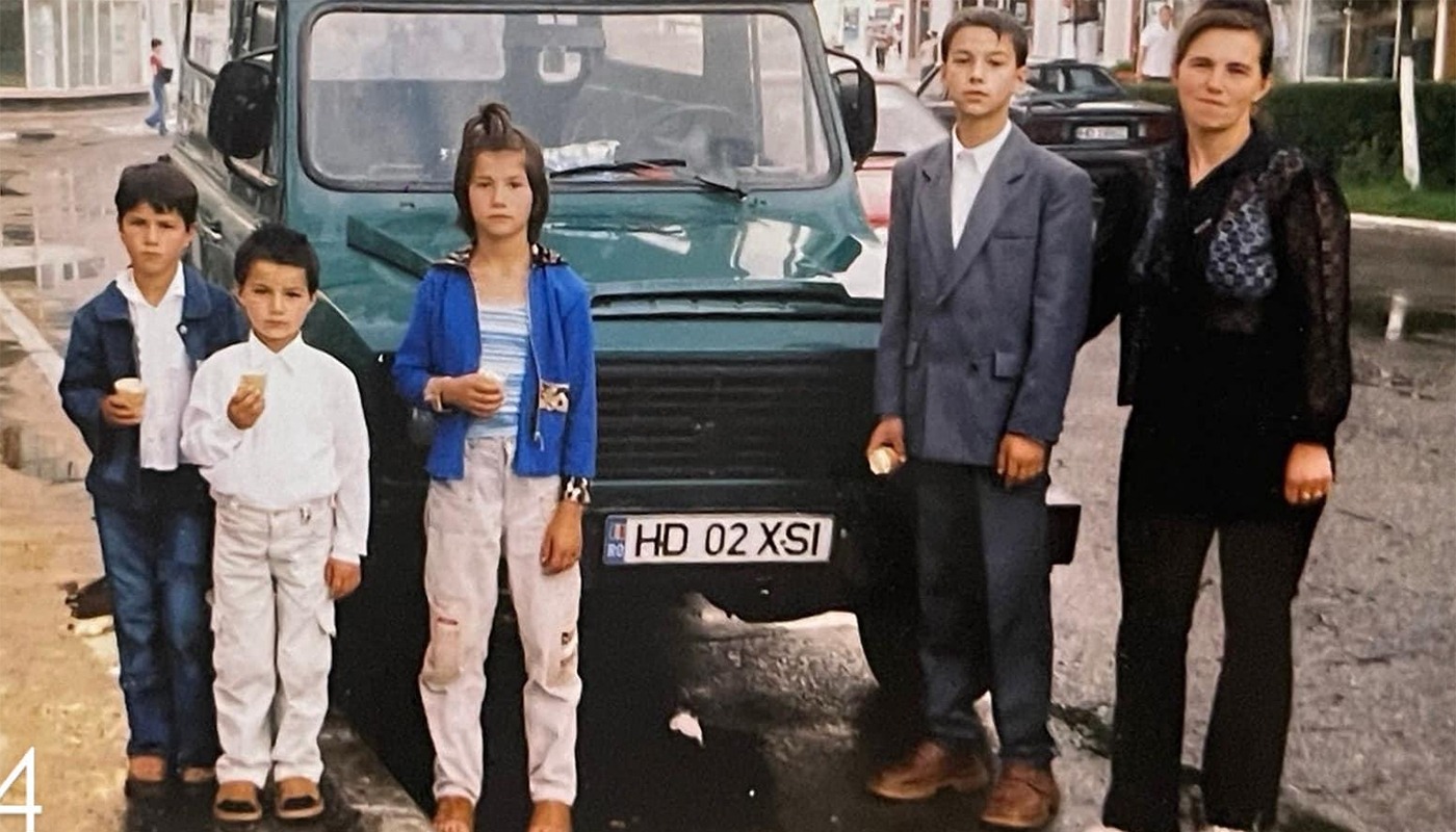 Îi recunoști?! Așa arătau în 2004. Acum, sunt una dintre cele mai faimoase familii din showbiz ...