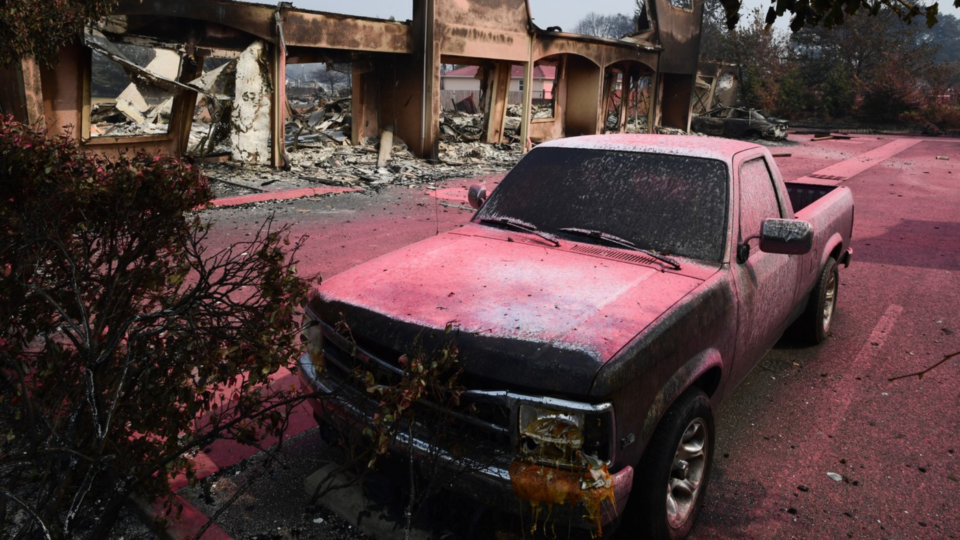 Autoritățile din Los Angeles încearcă să combată focul cu o pudră roz ...