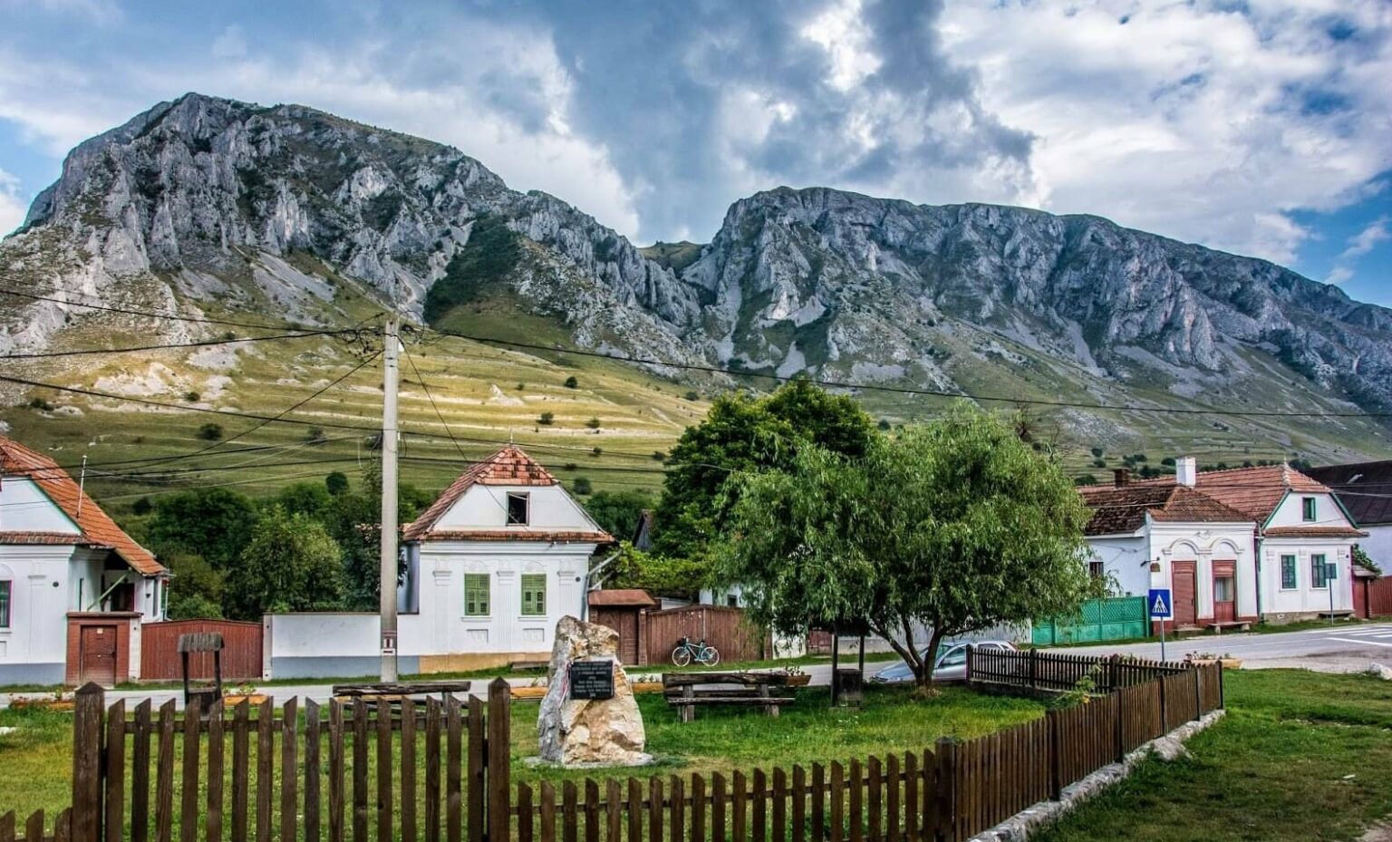 Satul în care soarele 'răsare' de două ori! Turiștii vin special în ...