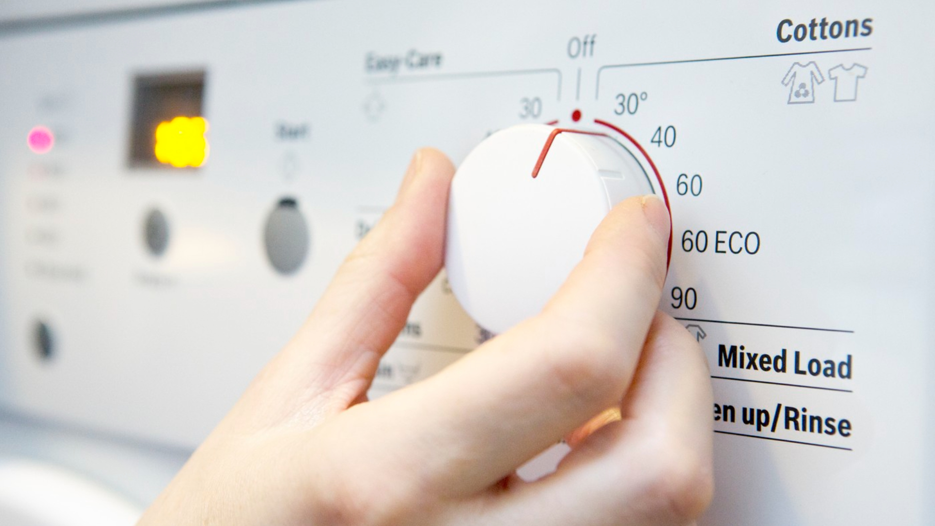 Ți se strică toate hainele negre? Află la ce temperatură trebuie să le ...