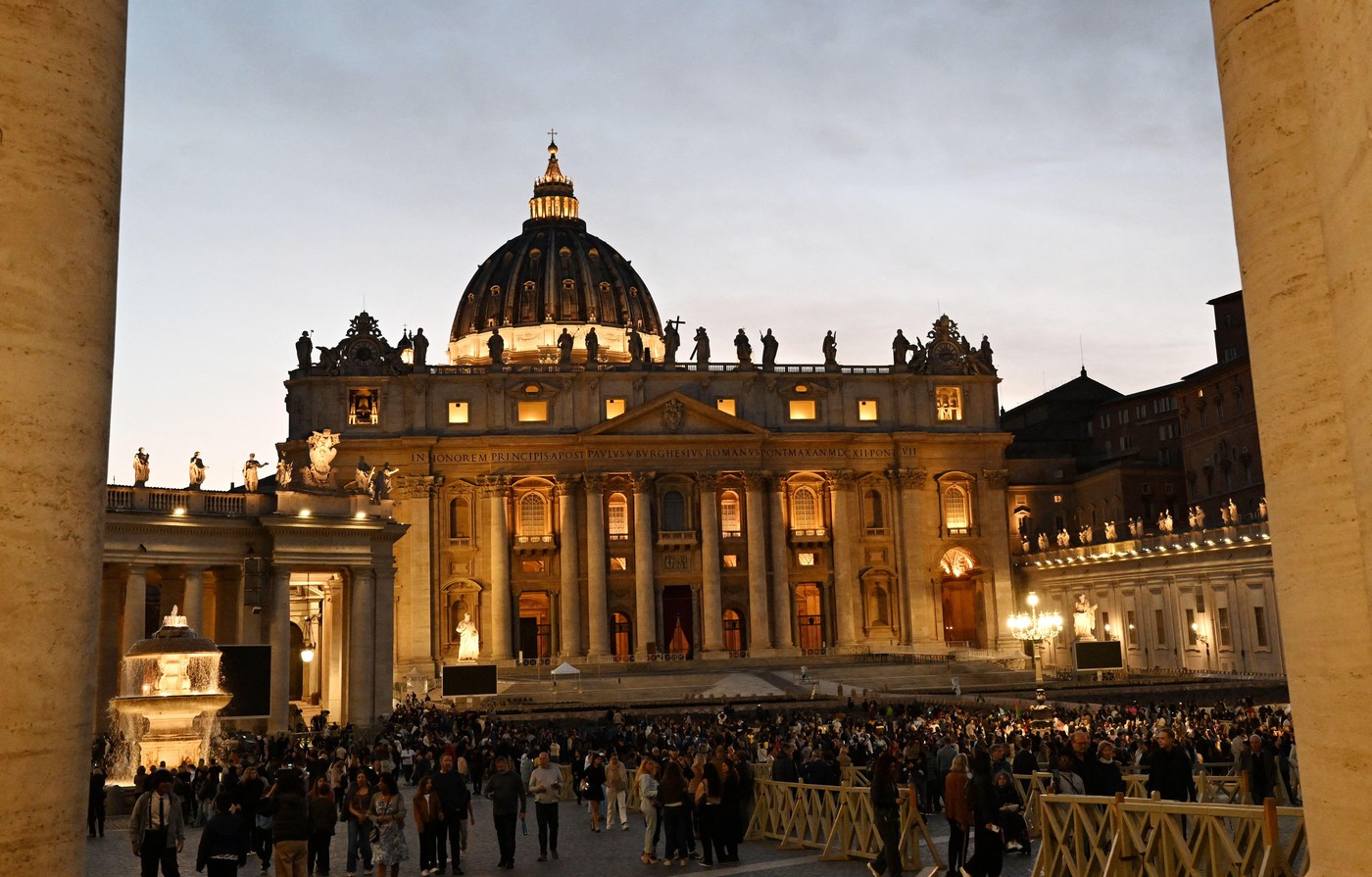 Colegiul Cardinalilor se va reuni în conclav, în Capela Sixtină, pentru ...