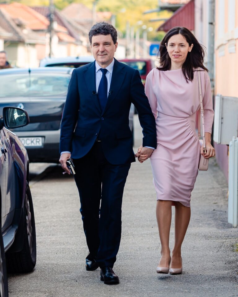 Nu este banc! Unde a dus-o Nicușor Dan pe Mirabela Grădinaru la prima ...