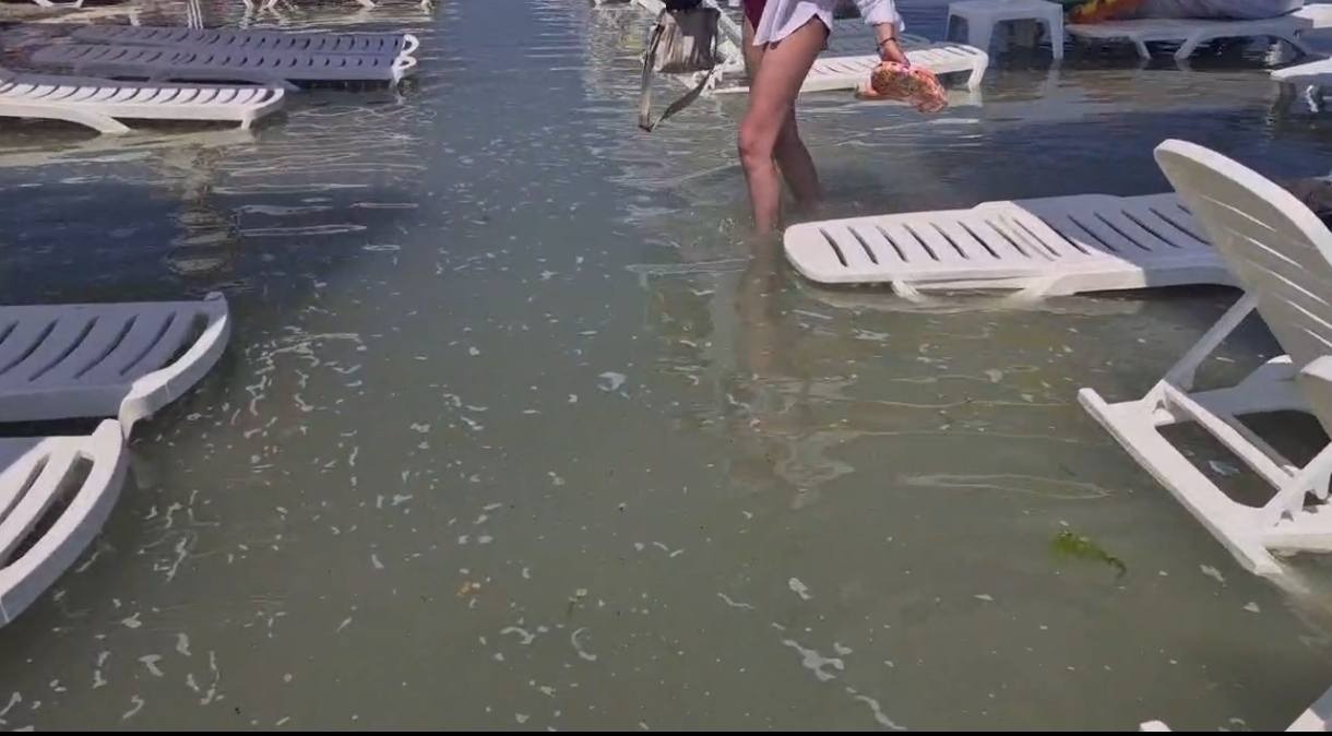 Stațiunea din România distrusă de ape. Marea a inundat zona de plajă ...