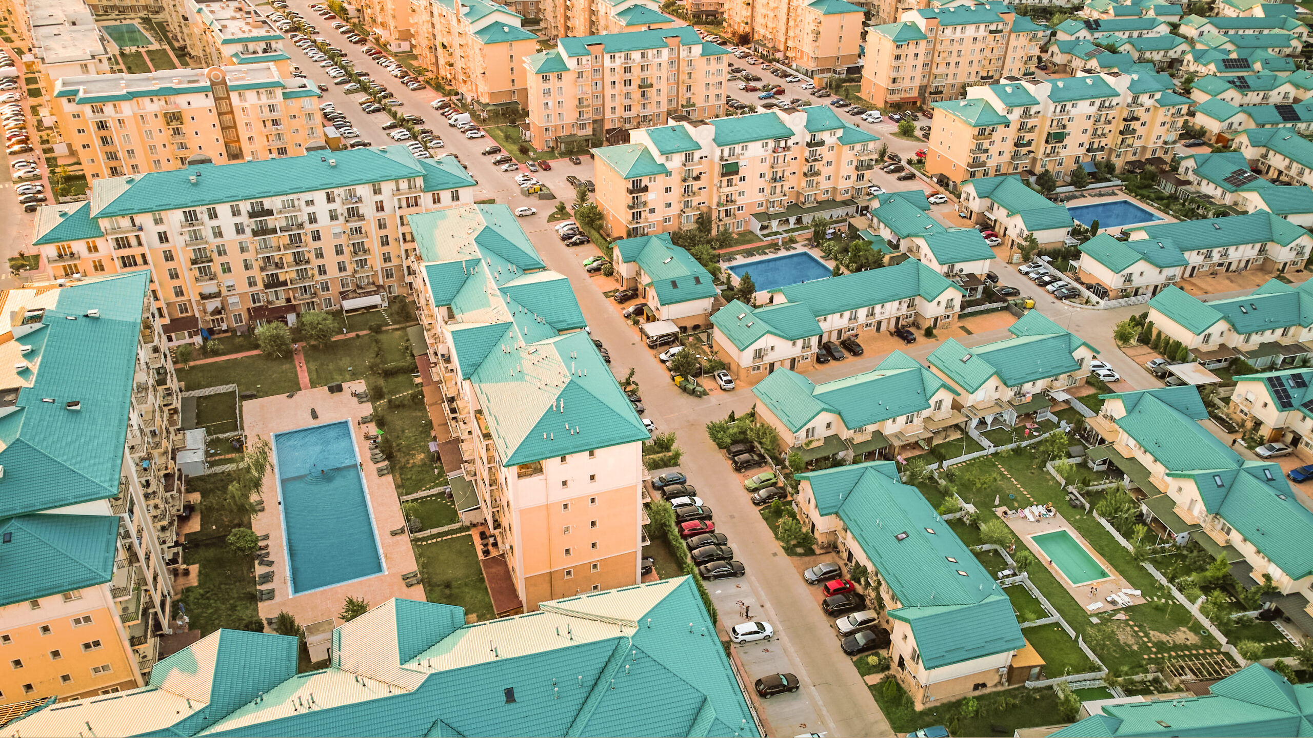 Cum se trăiește vara în Cosmopolis, cartierul cu cele mai multe piscine ...