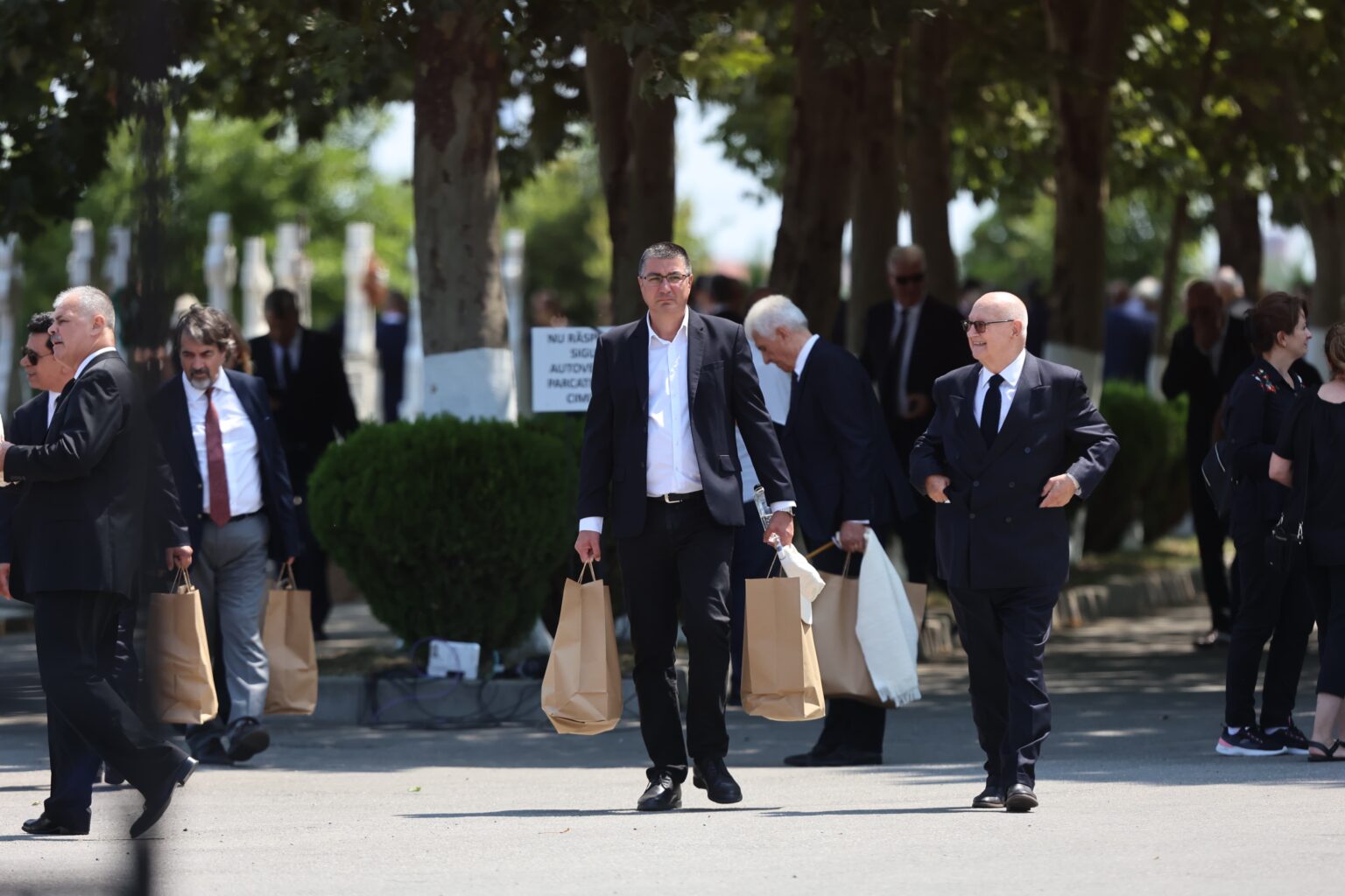 Stiri Directe - S-a dat pachet, dar cu ”frână”. Ce s-a împărțit la ...