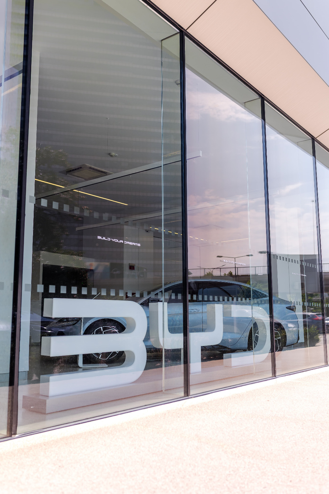 Țiriac Auto deschide primul showroom dedicat BYD în București, în ...