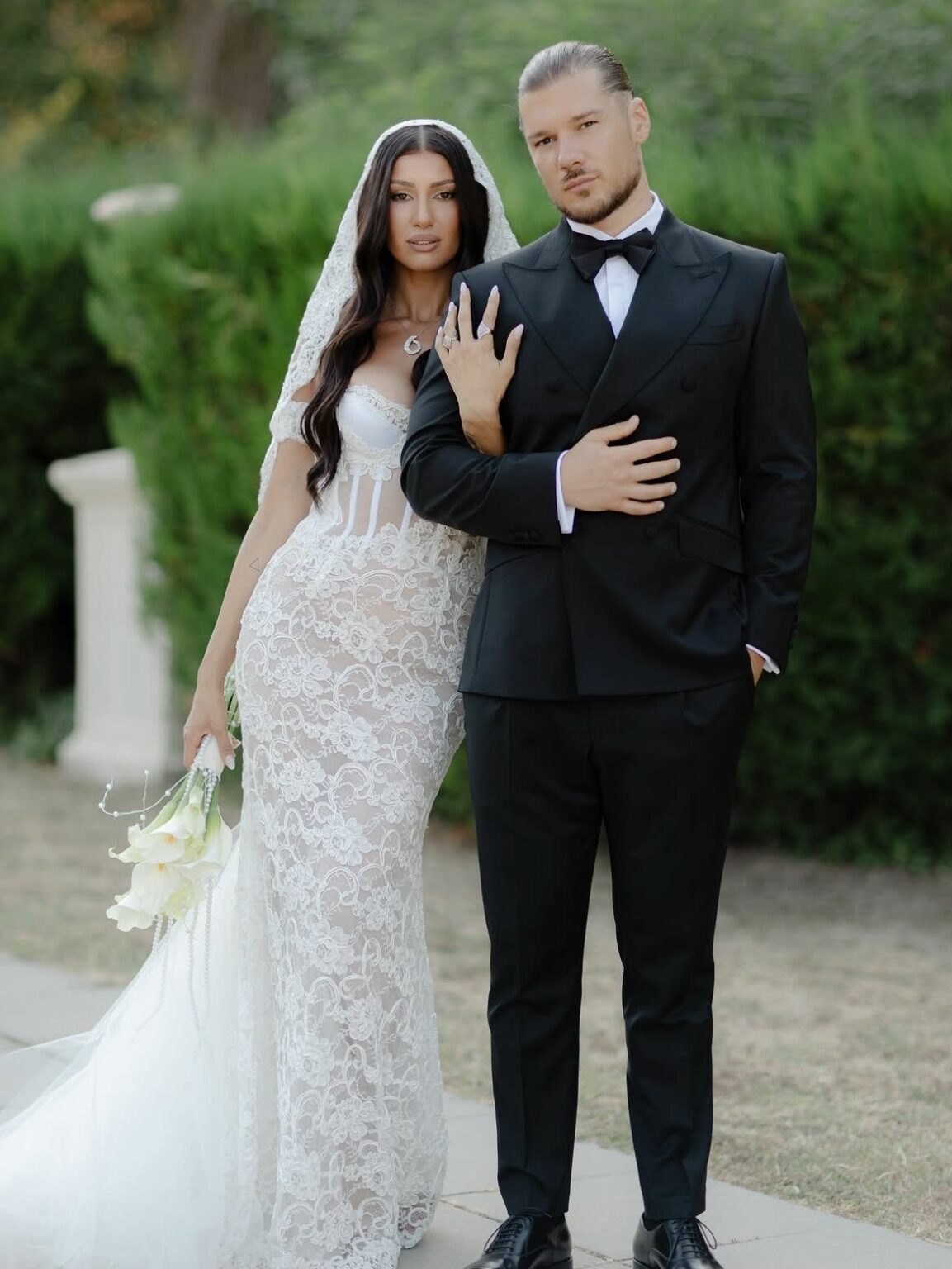 Primele imagini cu Alina Eremia în superba rochie de mireasă! S-a căsătorit azi cu Eduard Barbu