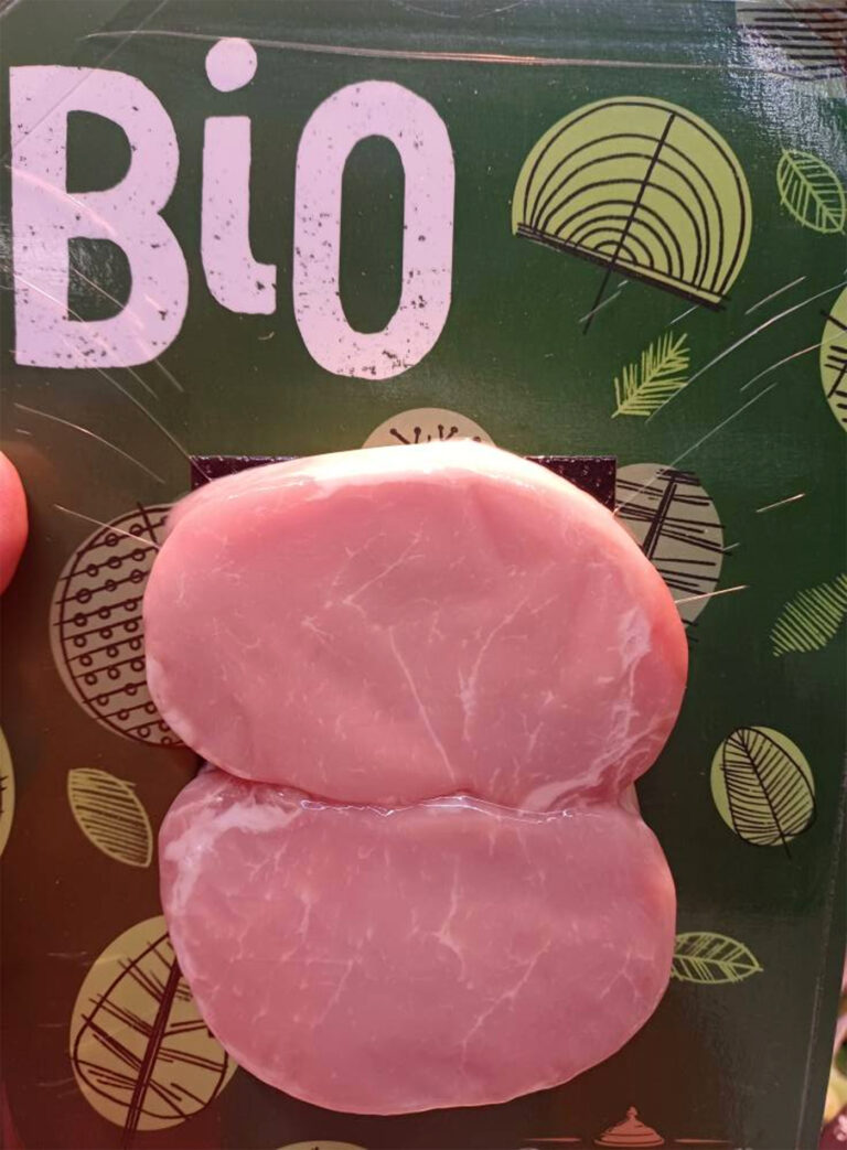 Cu cât se vinde 1 kg de cotlet de porc din Danemarca în magazinele din România. Turiștii au ...