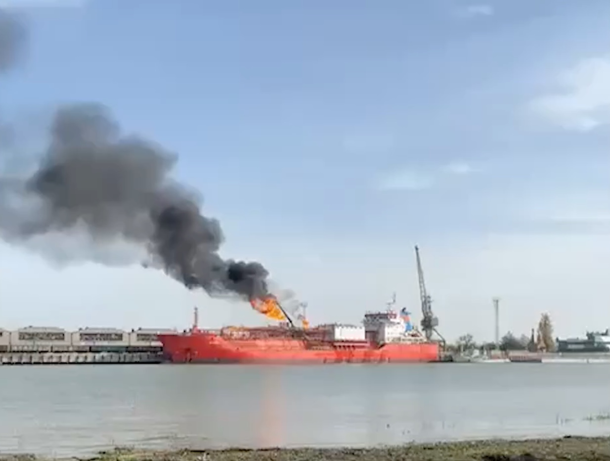 Imagini dramatice cu nava încărcată cu GPL, în flăcări! E alertă în România