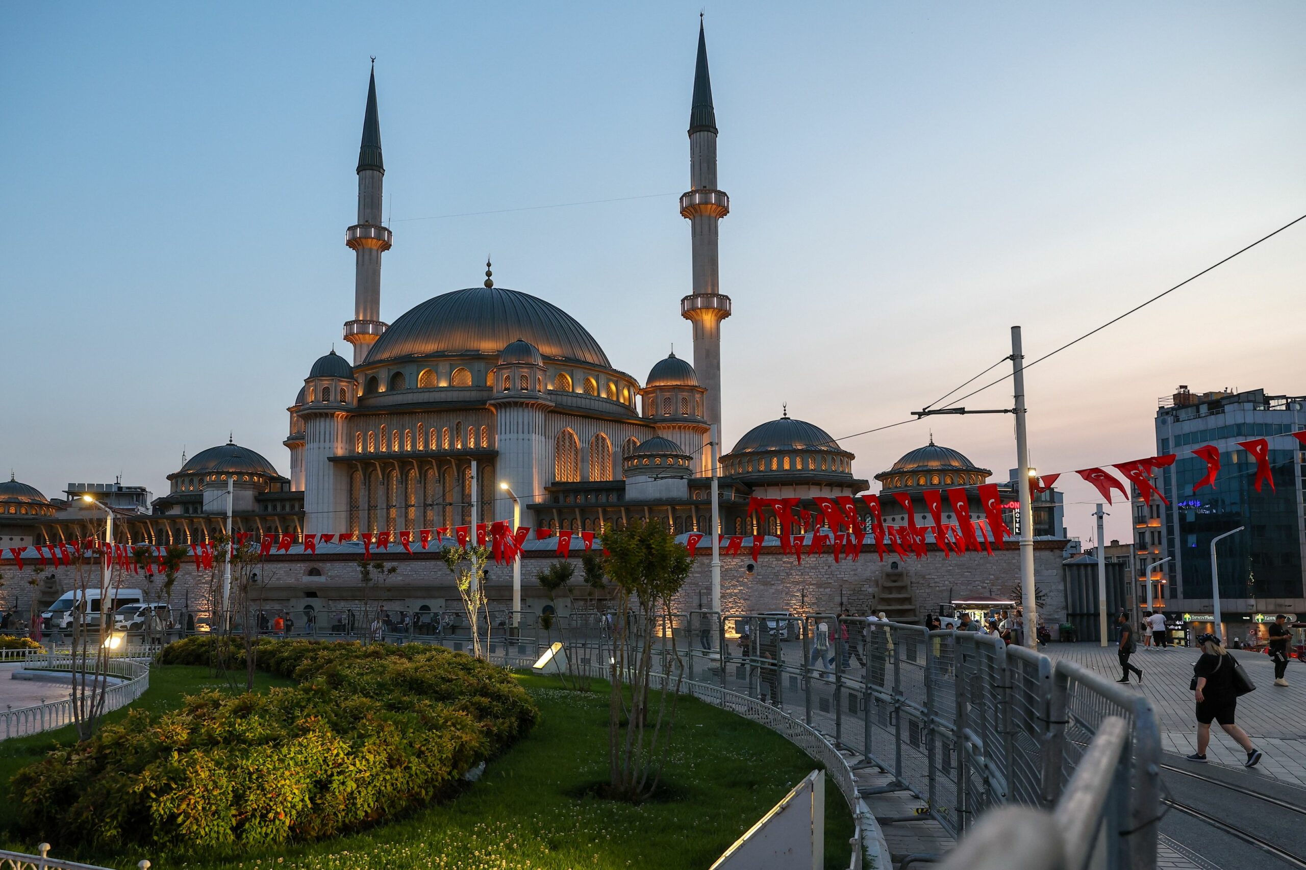 Doi români, răniți într-un atac armat din Istanbul! Film de groază în ...