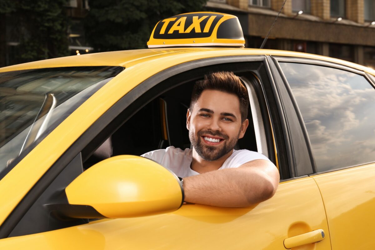 Cât câștigă un șofer de taxi în 2026. Cu câți bani rămâne lunar