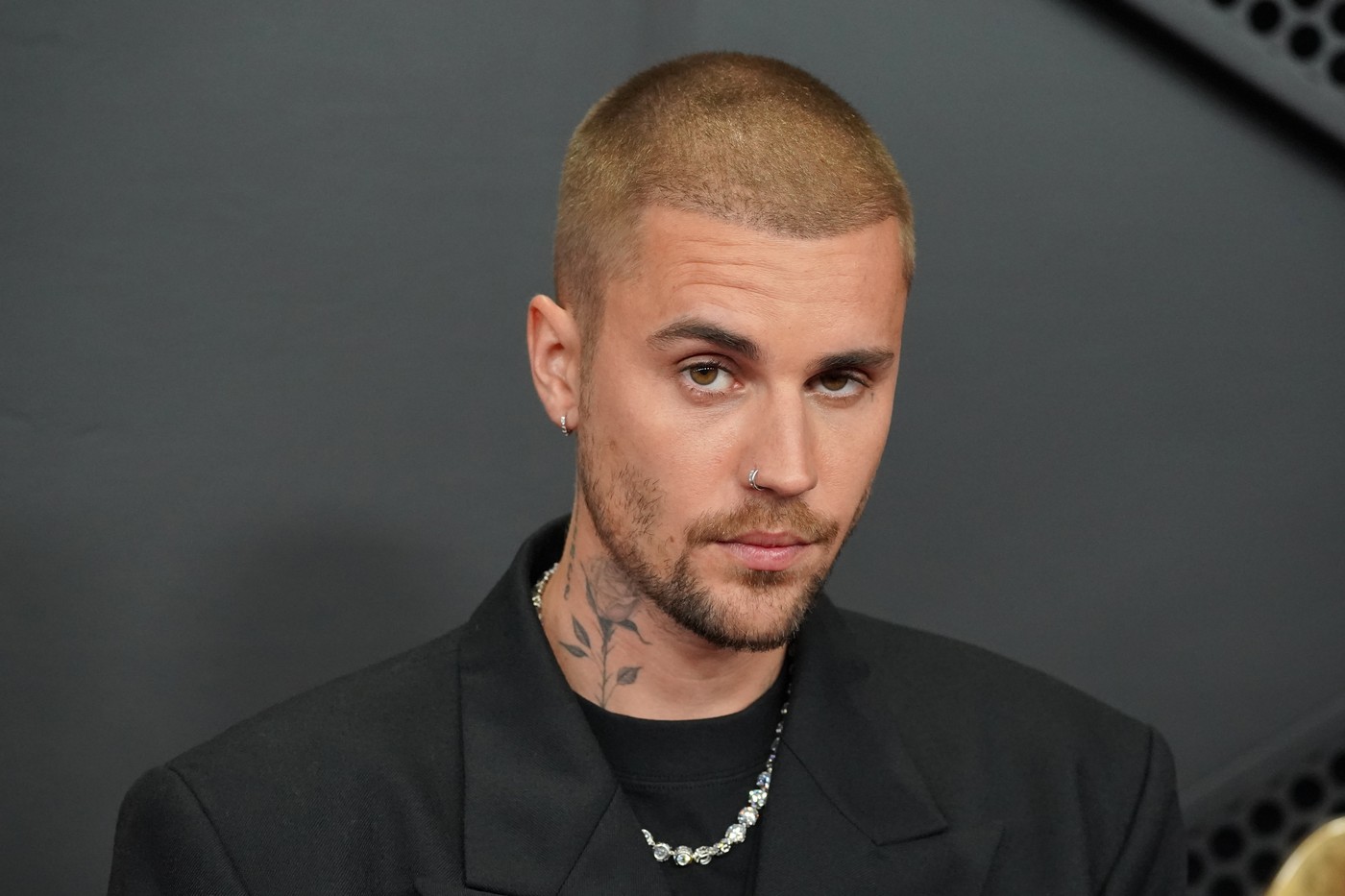 Justin Bieber, apariție controversată la Premiile Grammy 2026! Artistul ...