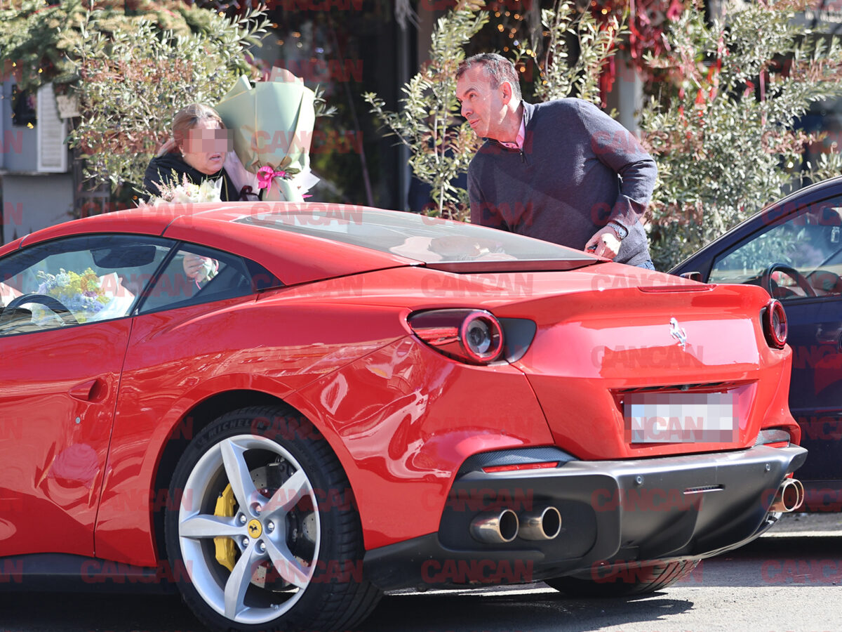 "Mogulul Calapoadelor" și-a umplut Ferrari-ul Portofino cu buchete ...