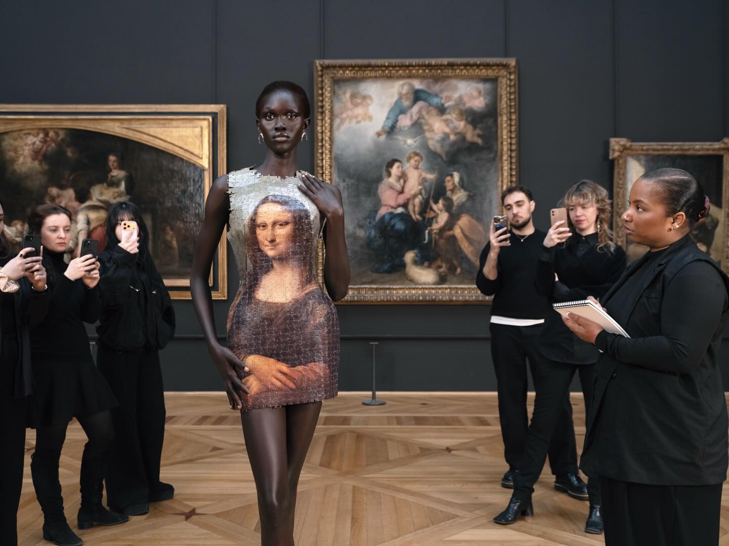 Luvrul surprinde lumea modei: „Mona Lisa” apare pe o rochie realizată ...