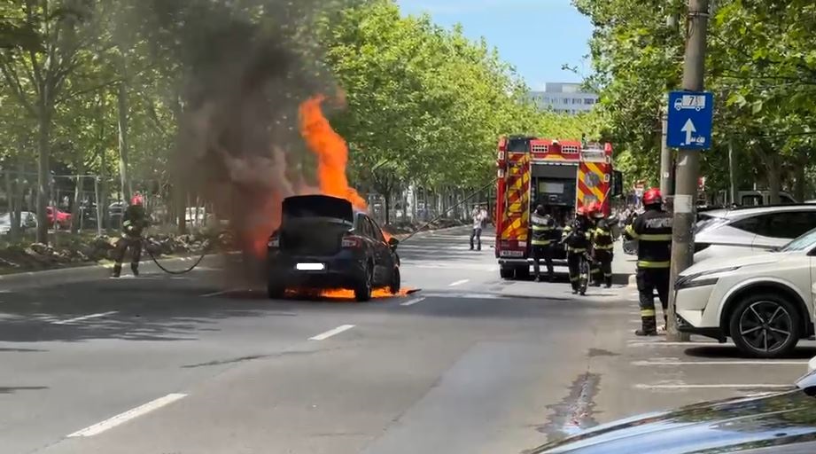 Accident urmat de un incendiu în Sectorul 3 din București! Un Logan a ...