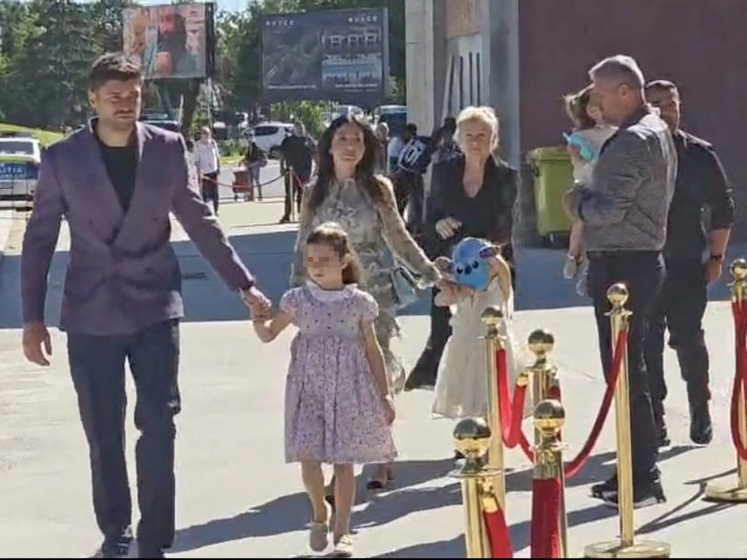 Imagini de colecție cu Luminița Becali, fiica și nepoatele la sfințirea ...