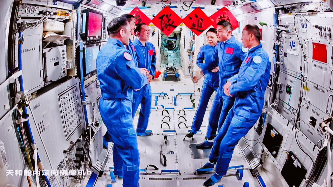 China a lansat o nouă misiune spațială și visează la Lună! Un astronaut ...
